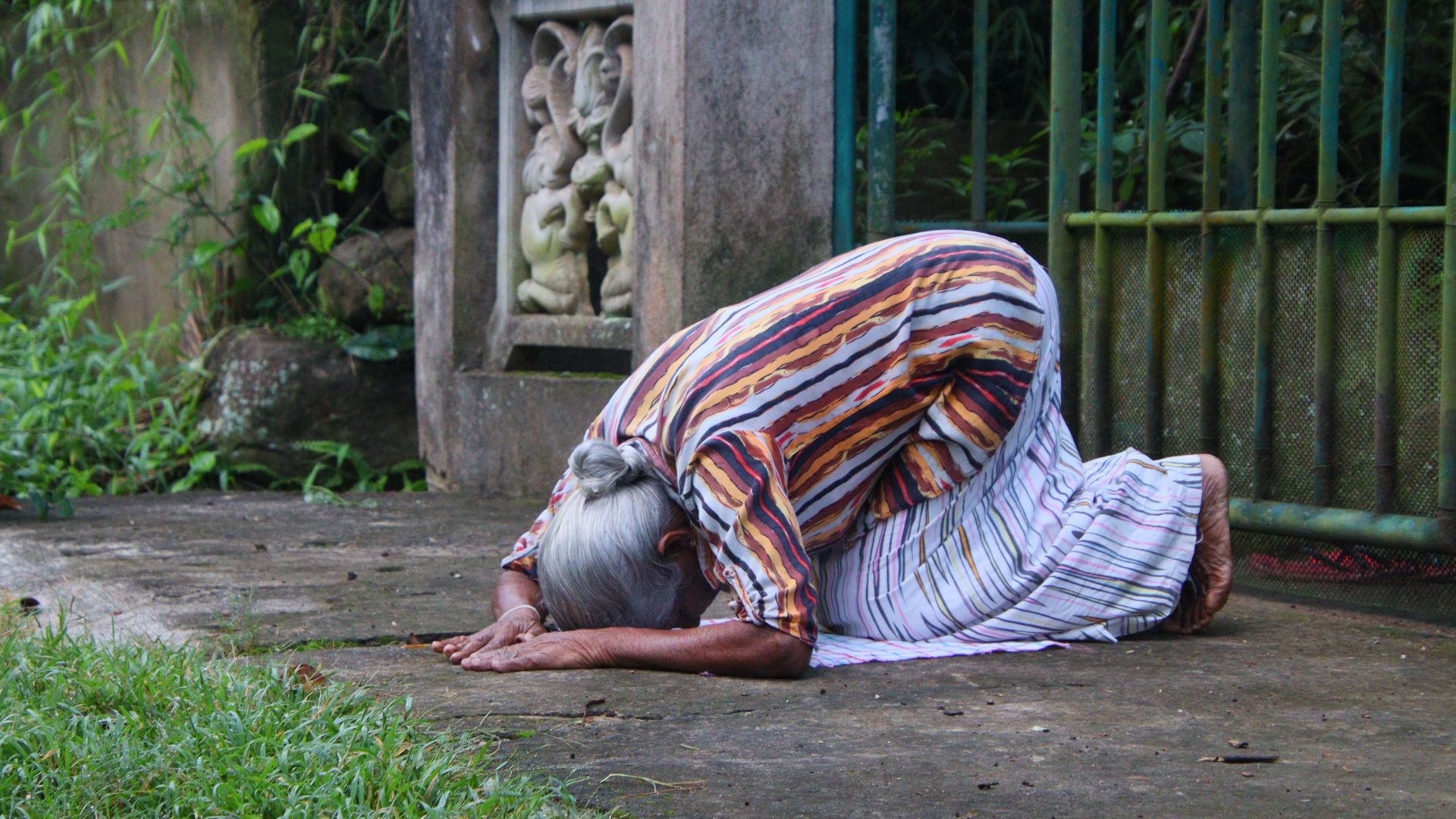 20 Countries Where Bowing Is A Huge Sign Of Respect - RoughMaps