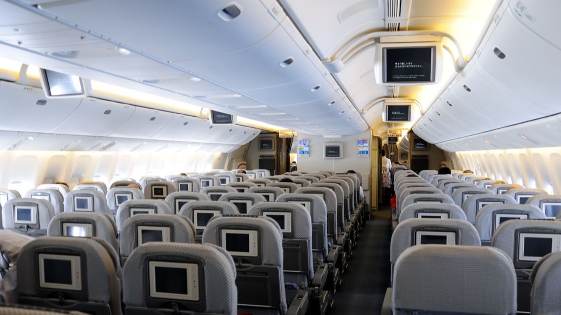 10 Airlines With The Worst Economy Class & 10 With The Best - RoughMaps