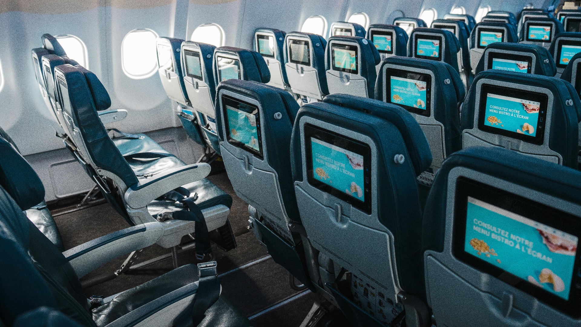 10 Hidden Perks of the Middle Seat on a Flight & 10 Obvious Downsides ...