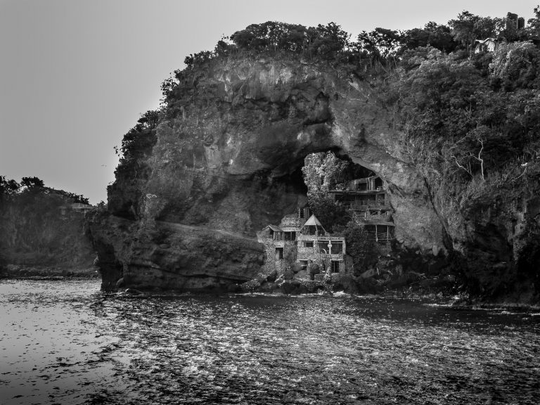 The World’s Most Gorgeous Spots Built Into Cliffs – RoughMaps