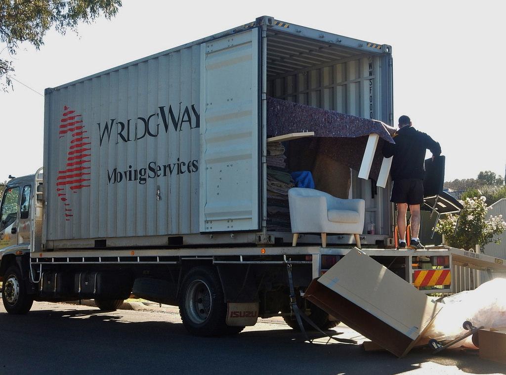Movers From Around The World Share The Weirdest Things They Have Ever ...